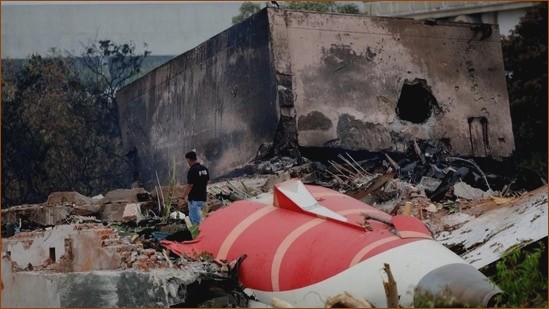 Fuel Switches and Conflicting Theories in Air India Dreamliner Crash ...